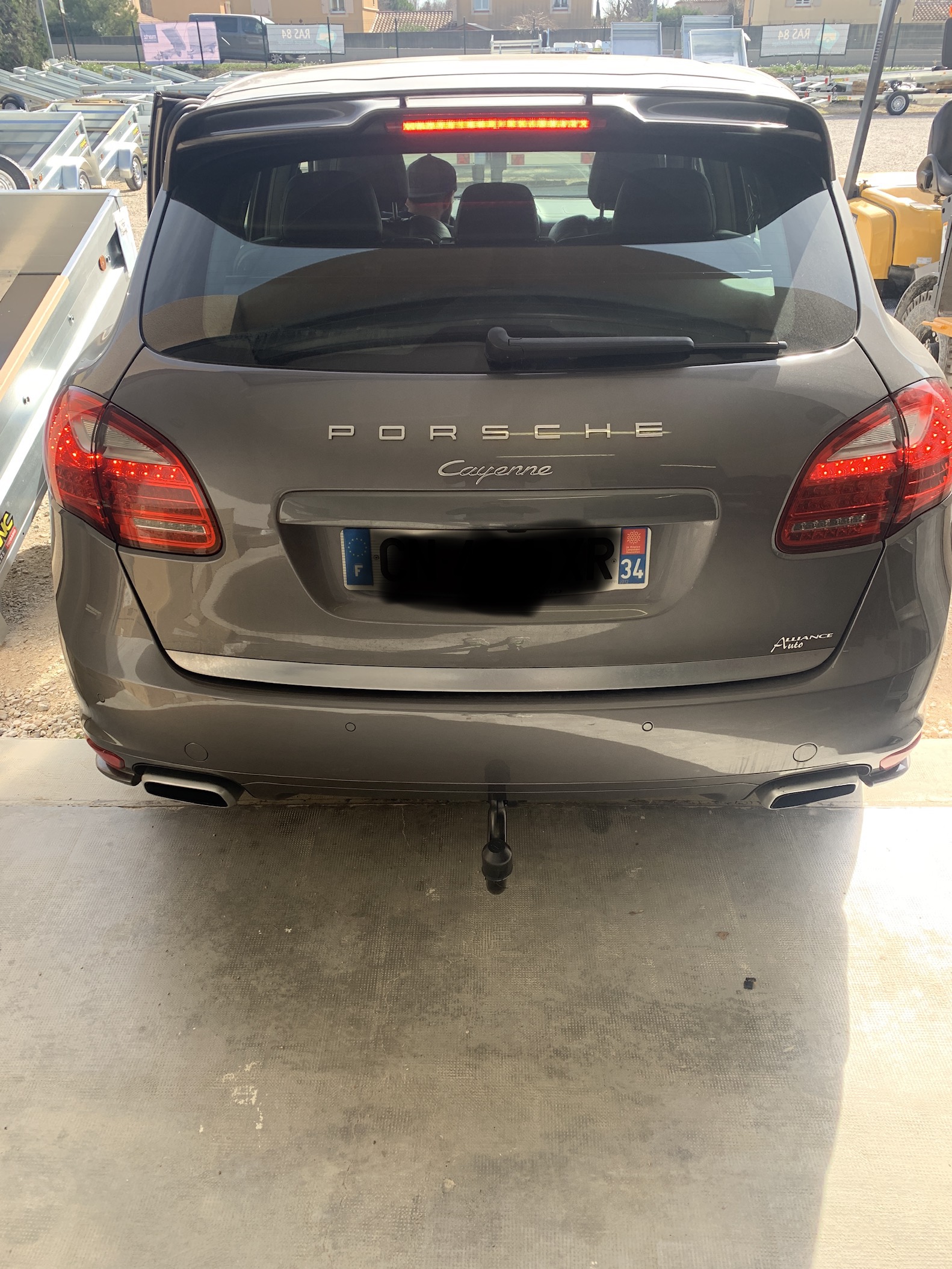 Pose Attelage Porsche Cayenne RAS84 Remorques Attelages Sud 84